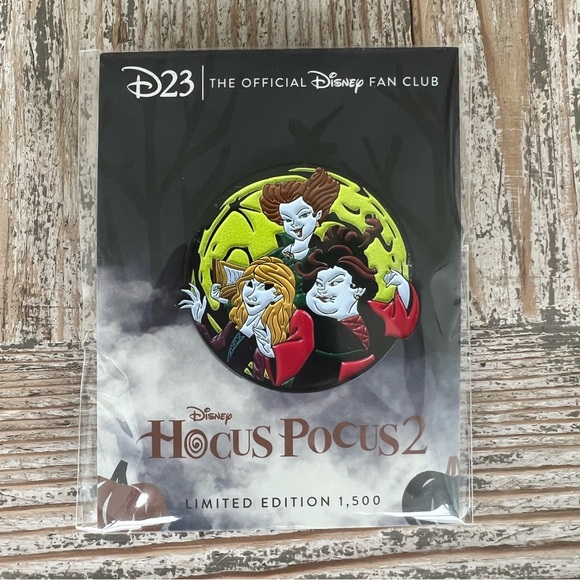 Disney | Holiday | D23exclusive Hocus Pocus 2 Glowinthedark Pin Limited ...